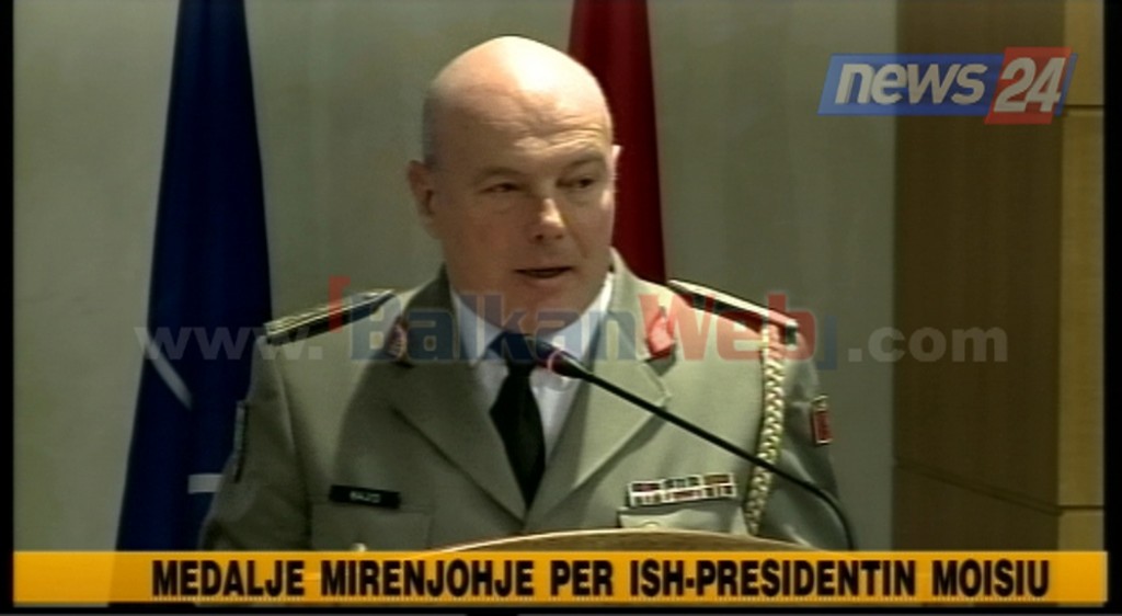 Ushtria dekoron ish-Presidentin Alfred Moisiu me Medaljen e Mirënjohjes ...