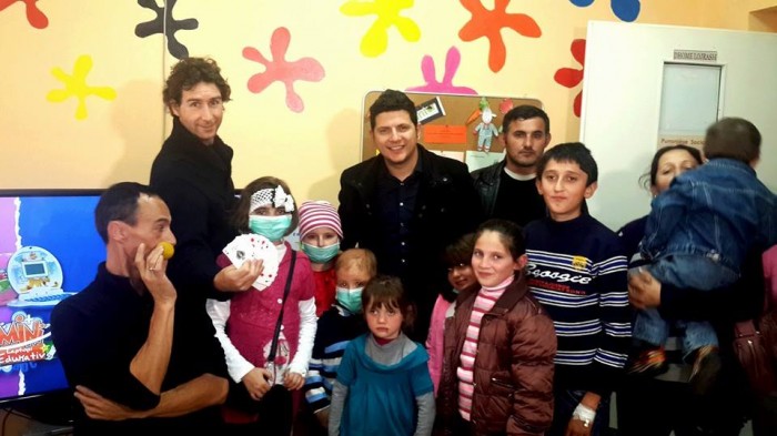 Ermal Mamaqi celebrates Christmas in the hospital with sick children ...