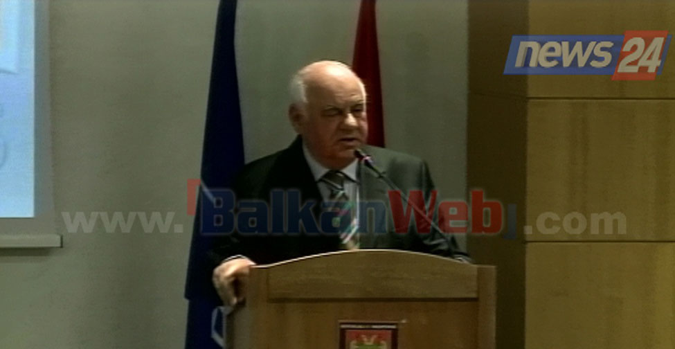 Ushtria dekoron ish-Presidentin Alfred Moisiu me Medaljen e Mirënjohjes ...