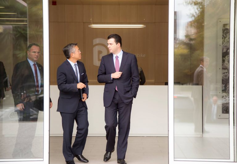 After meeting with Rama, Ambassador Lu holds a meeting with the leader ...