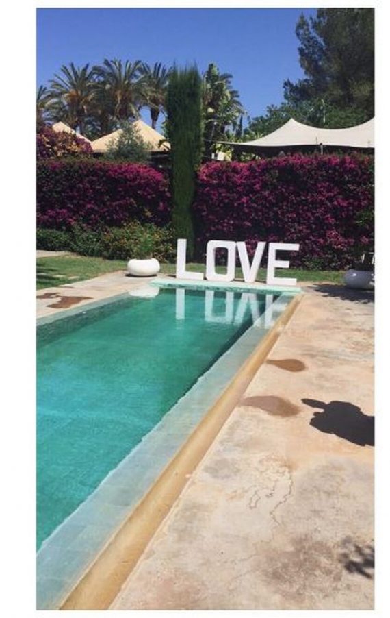 The national football player, in Ibiza with his German girlfriend ...