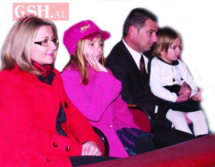 Nostalgji/ Ina Rama “zbulon” familjen, me 2 vajzat në premierën e të ...