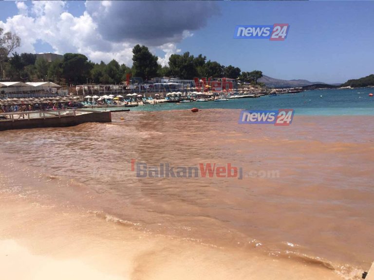 VIDEO/ Ujërat e zeza “pushtojnë” bregun në Ksamil, pushuesit largohen ...