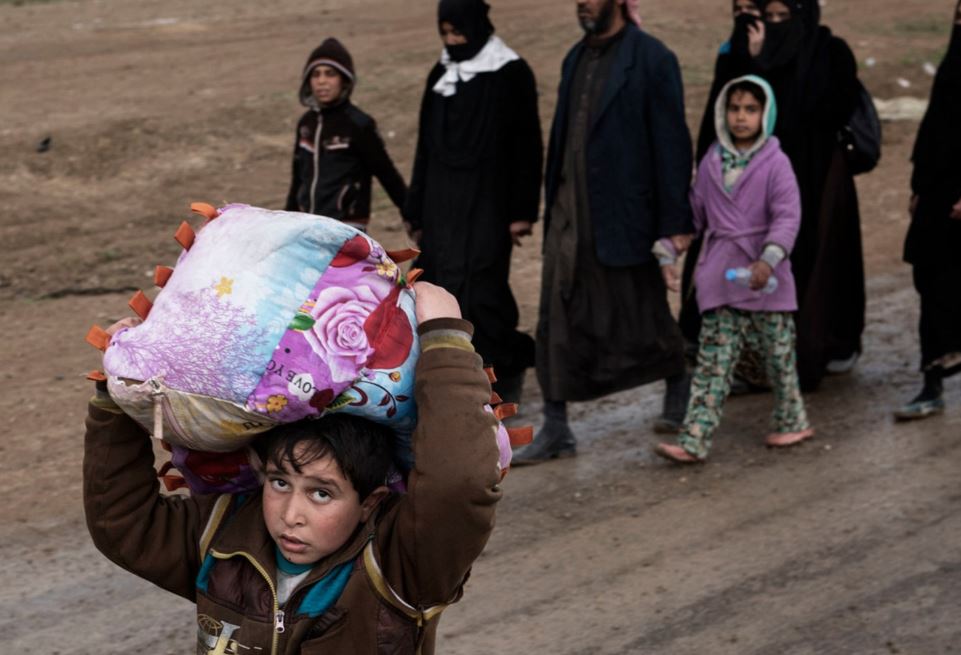 "Born into War", shocking photos of children growing up in conflict ...