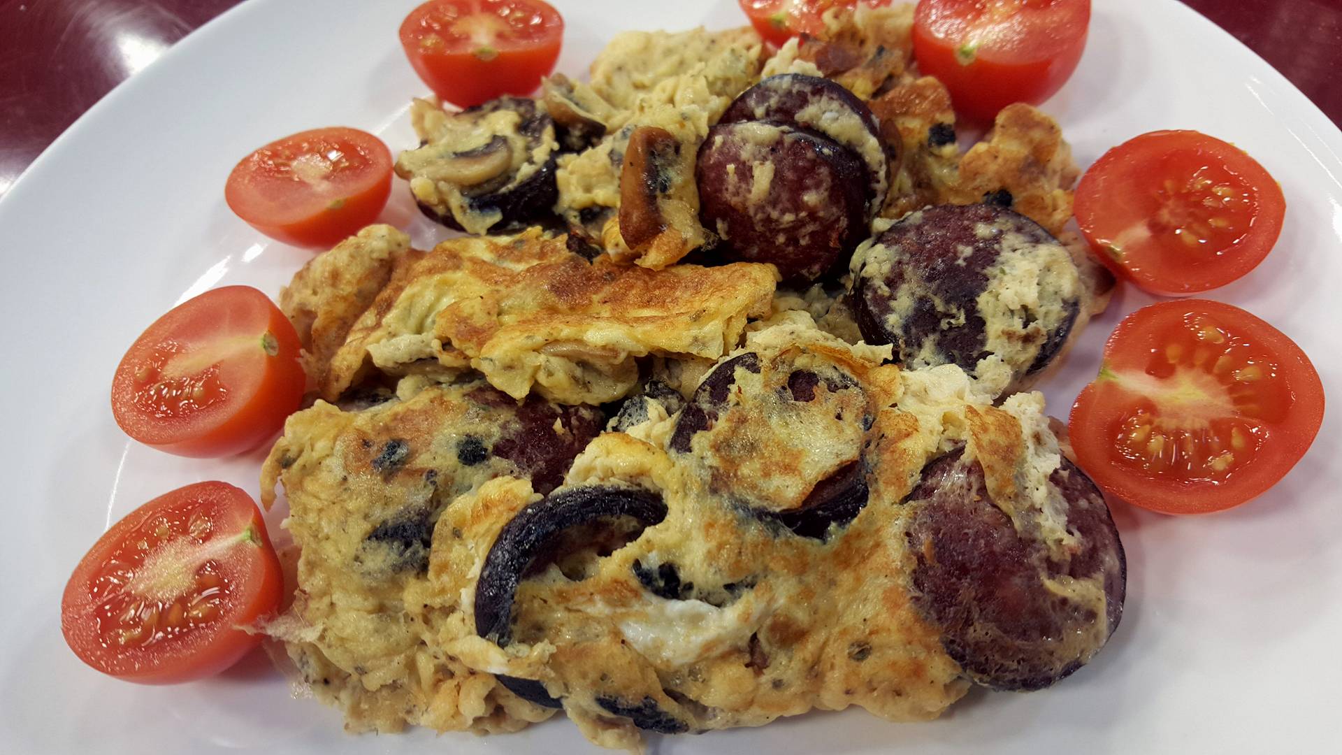 Omlete me kerpudha dhe suxhuk - Balkanweb.com - News24