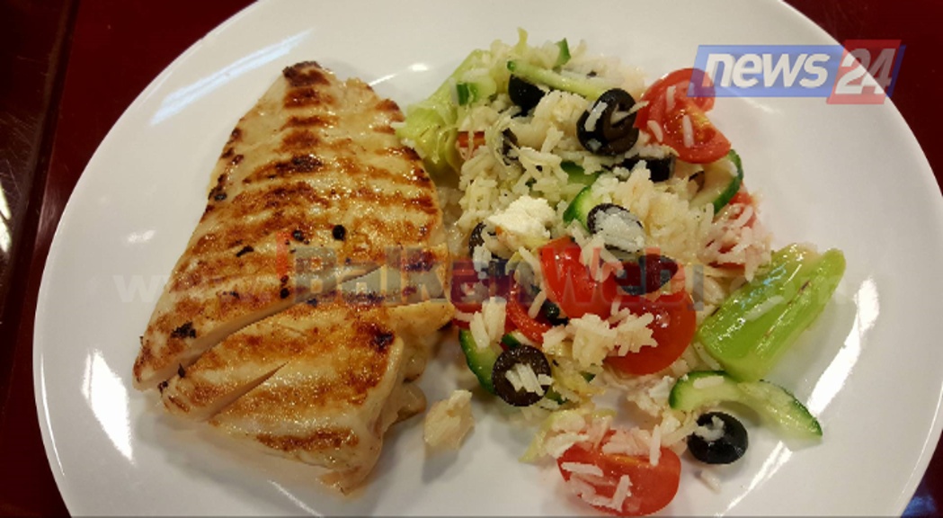 Sallatë me oriz dhe fileto pule - Balkanweb.com - News24