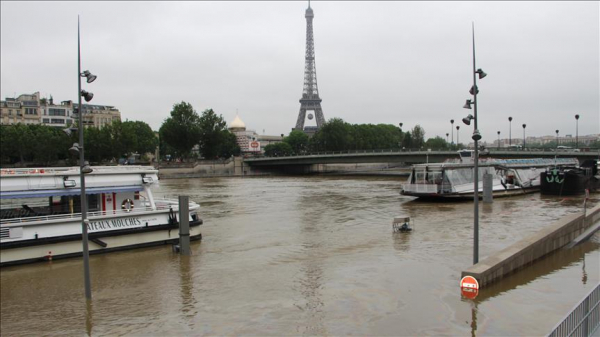 Edhe lumi Sena del nga shtrati, mbyllen stacionet e trenit në periferi ...