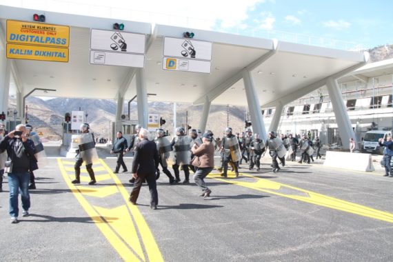 "We will stand until death", there are injured protesters on Kombit ...