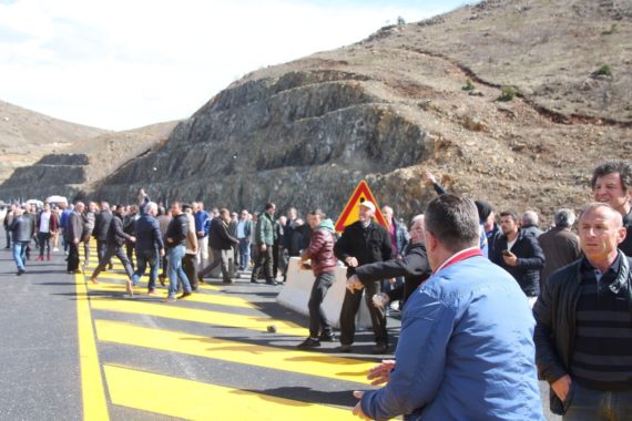 "We will stand until death", there are injured protesters on Kombit ...