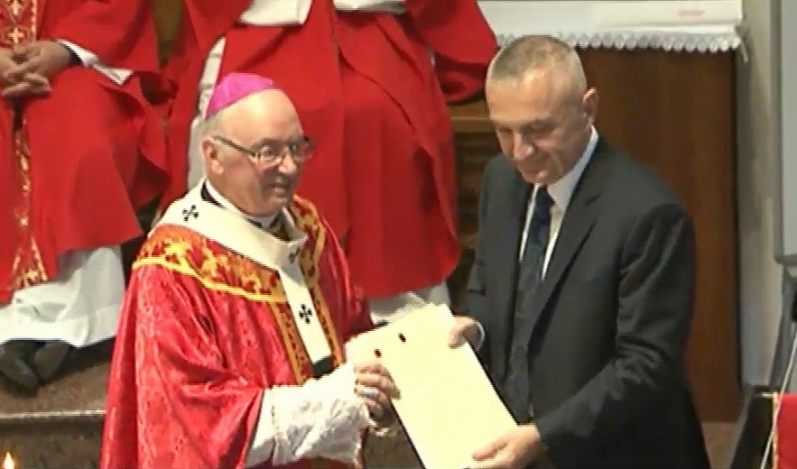 Pas Janullatosit, Meta i jep shtetësinë shqiptare Imzot George Anthony ...