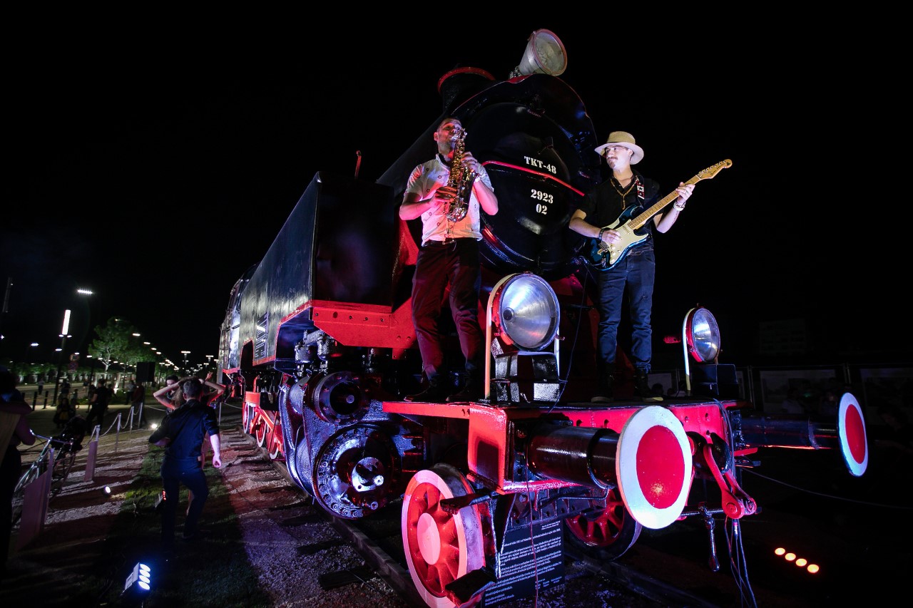 Instalacioni i lokomotivës me avull te Bulevardi i Ri, Veliaj bën një ...