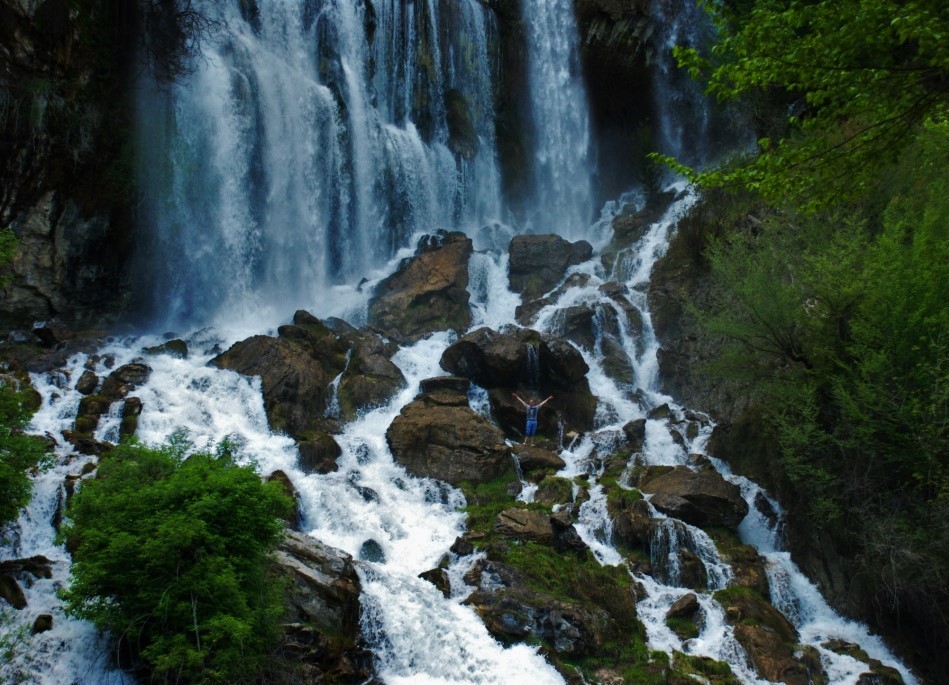 VIDEO/ Ujëvara e Sotirës, aventurat e turistëve me rrugën – Balkanweb ...