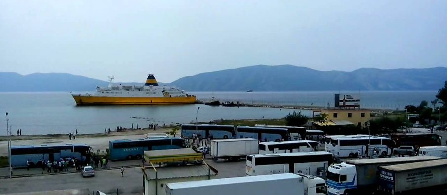 Tenton të kalojë kufirin me pasaportë false, arrestohet vlonjati ...