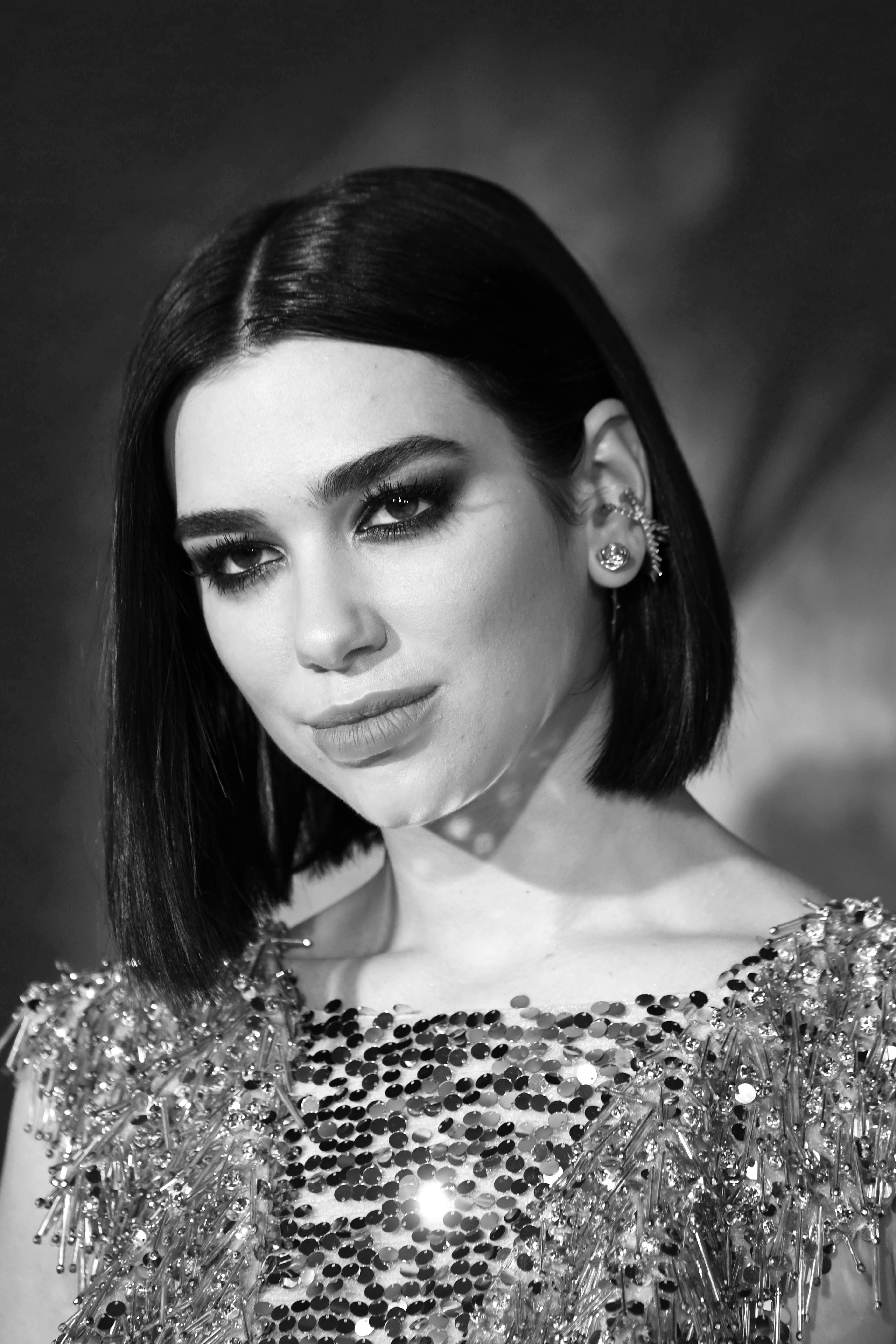 Dua Lipa mahnit me veshjen në premierën e “Alita: Battle Angel ...