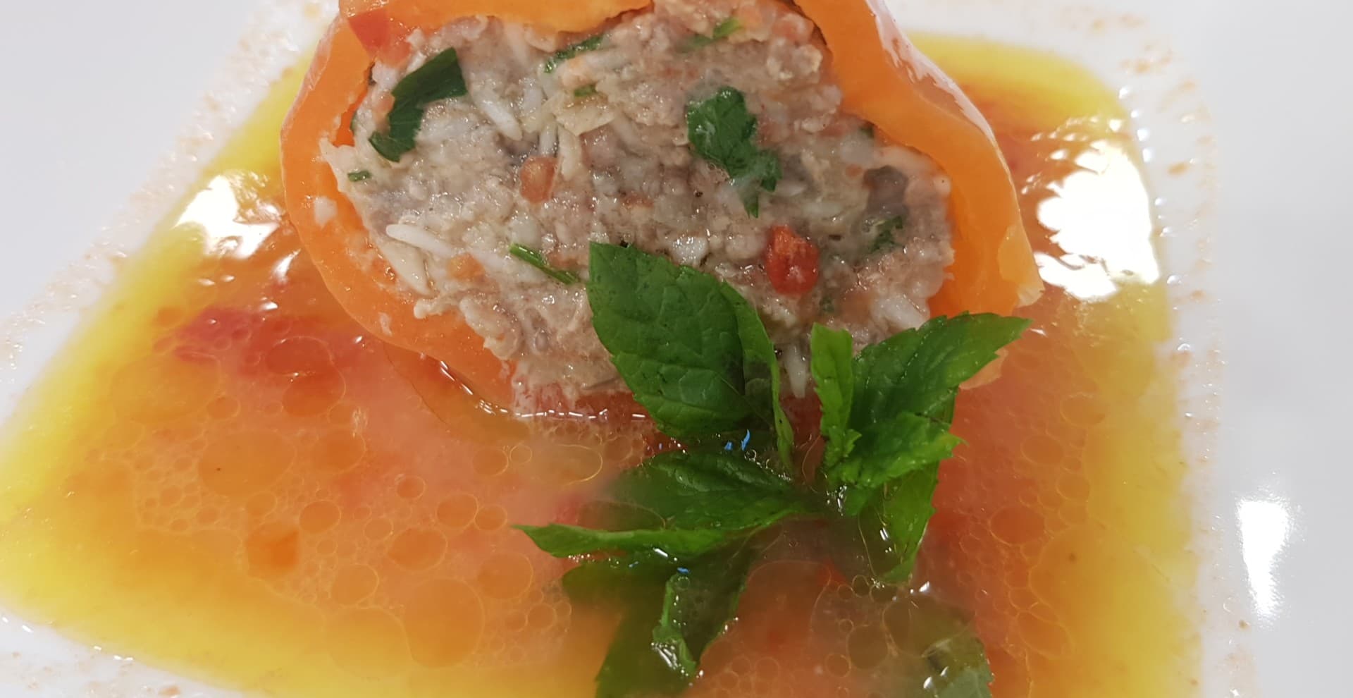 Speca të mbushur me mish dhe salcë të kuqe – Balkanweb.com – News24