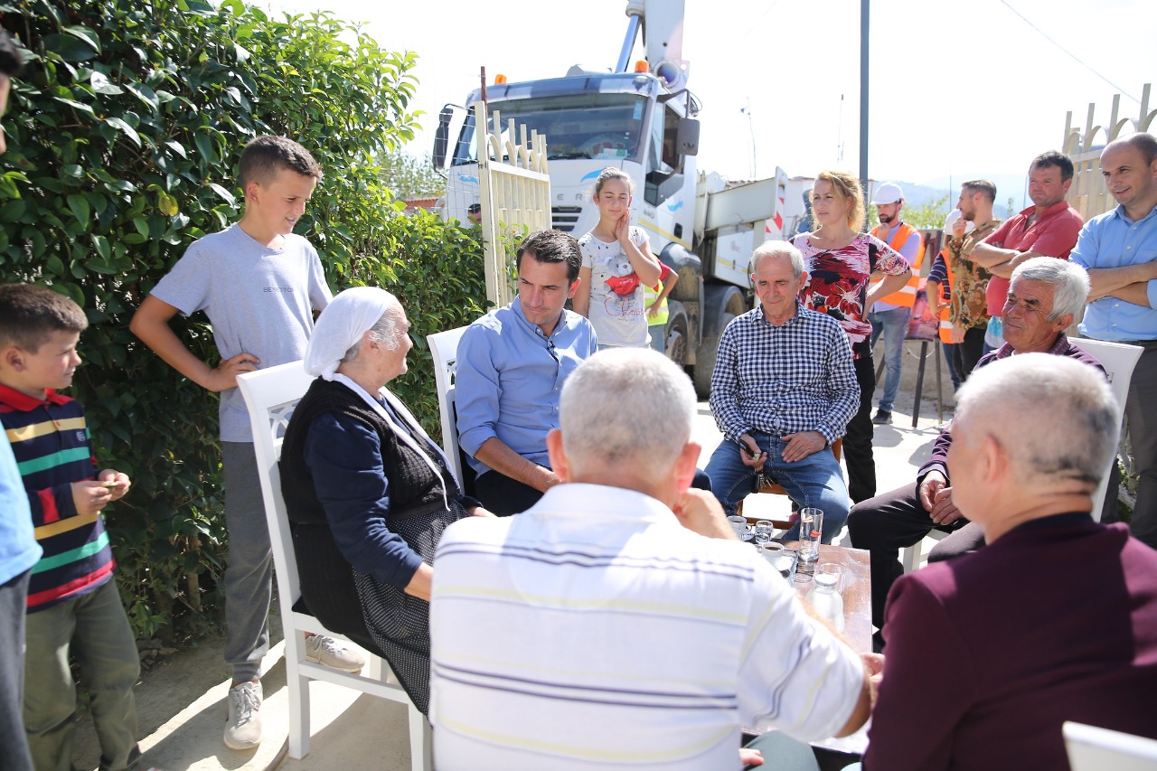 Rindërtimi i shtëpive të dëmtuara nga tërmeti, nis puna për banesën e ... Rindërtimi i shtëpive të dëmtuara nga tërmeti, nis puna për banesën e ...