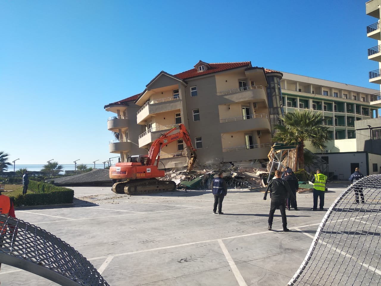 U dëmtua nga tërmeti i 26 nëntorit, nis puna për shembjen e hotelit në ... U dëmtua nga tërmeti i 26 nëntorit, nis puna për shembjen e hotelit në ...