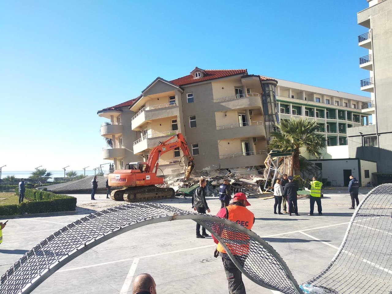 U dëmtua nga tërmeti i 26 nëntorit, nis puna për shembjen e hotelit në ... U dëmtua nga tërmeti i 26 nëntorit, nis puna për shembjen e hotelit në ...