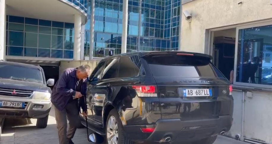 VIDEO/ Kreu i Policisë së Shtetit, Muhamet Rrumbullaku paraqitet në ...