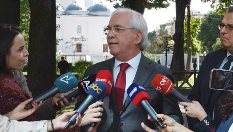 VIDEO/ Skënder Gjinushi “thumbohet” nga gazetarët pas rizgjedhjes me 98 ...