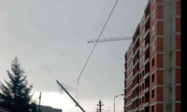 Stuhi edhe në Kosovë, erërat e forta rrëzojnë disa shtylla elektrike ...