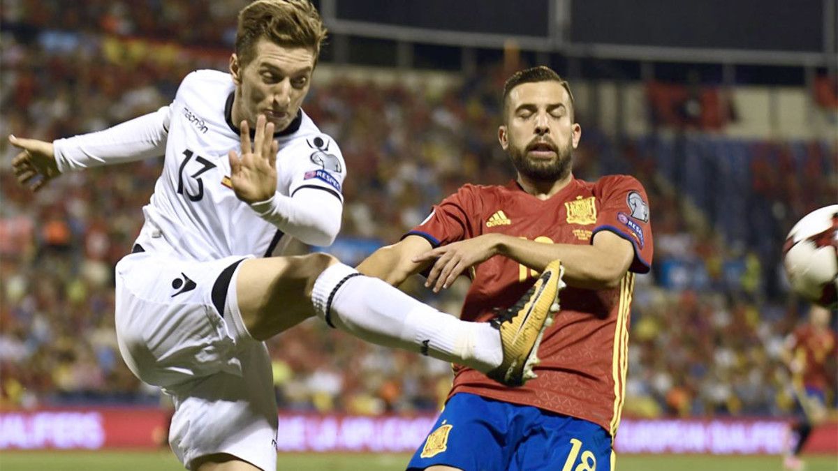 How the National Team took the defender from Spain and put him in red ...