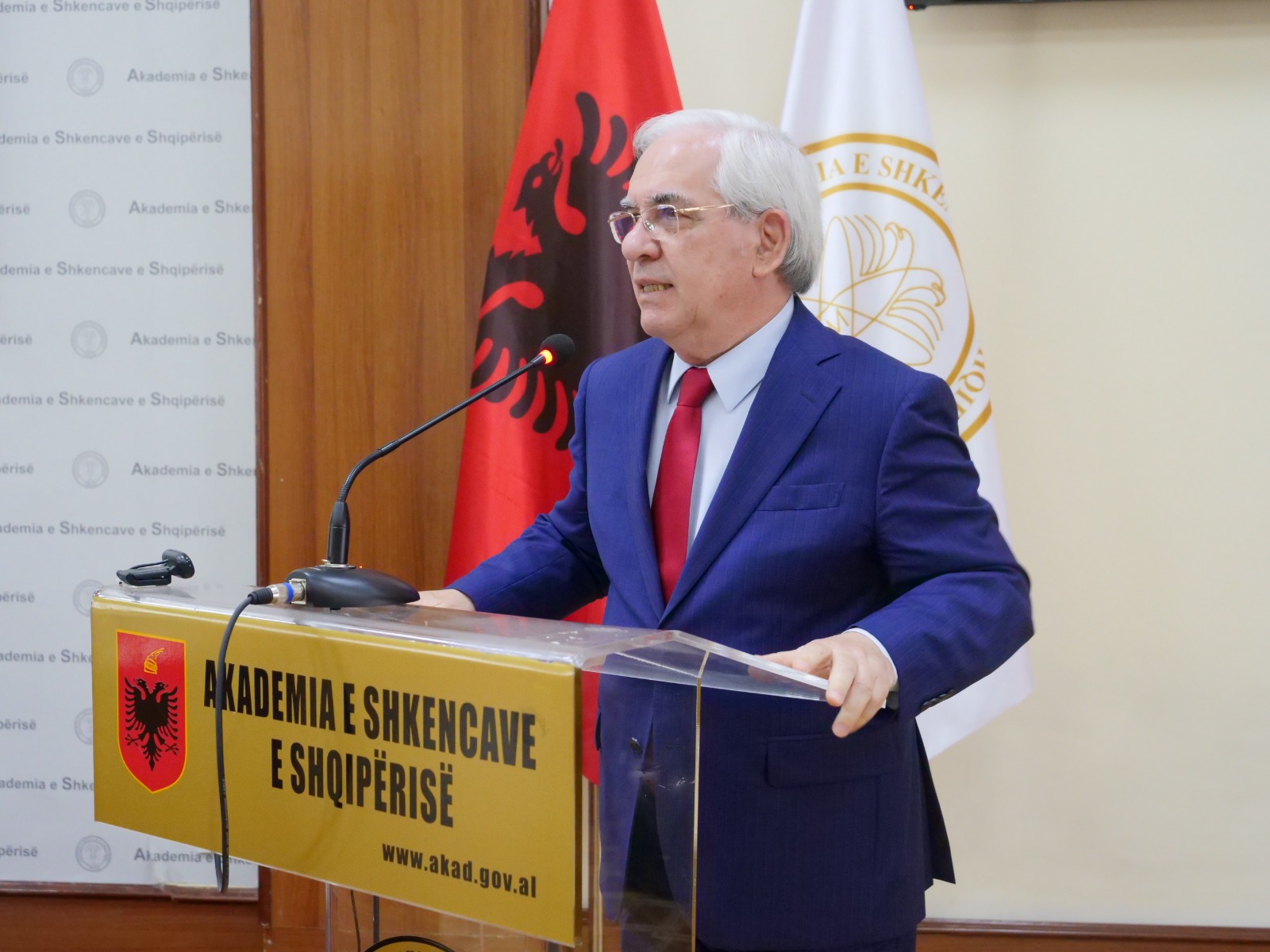 Mbyllja e Albanologjisë, zbardhet shkresa e Gjinushit/ Akademia e ...