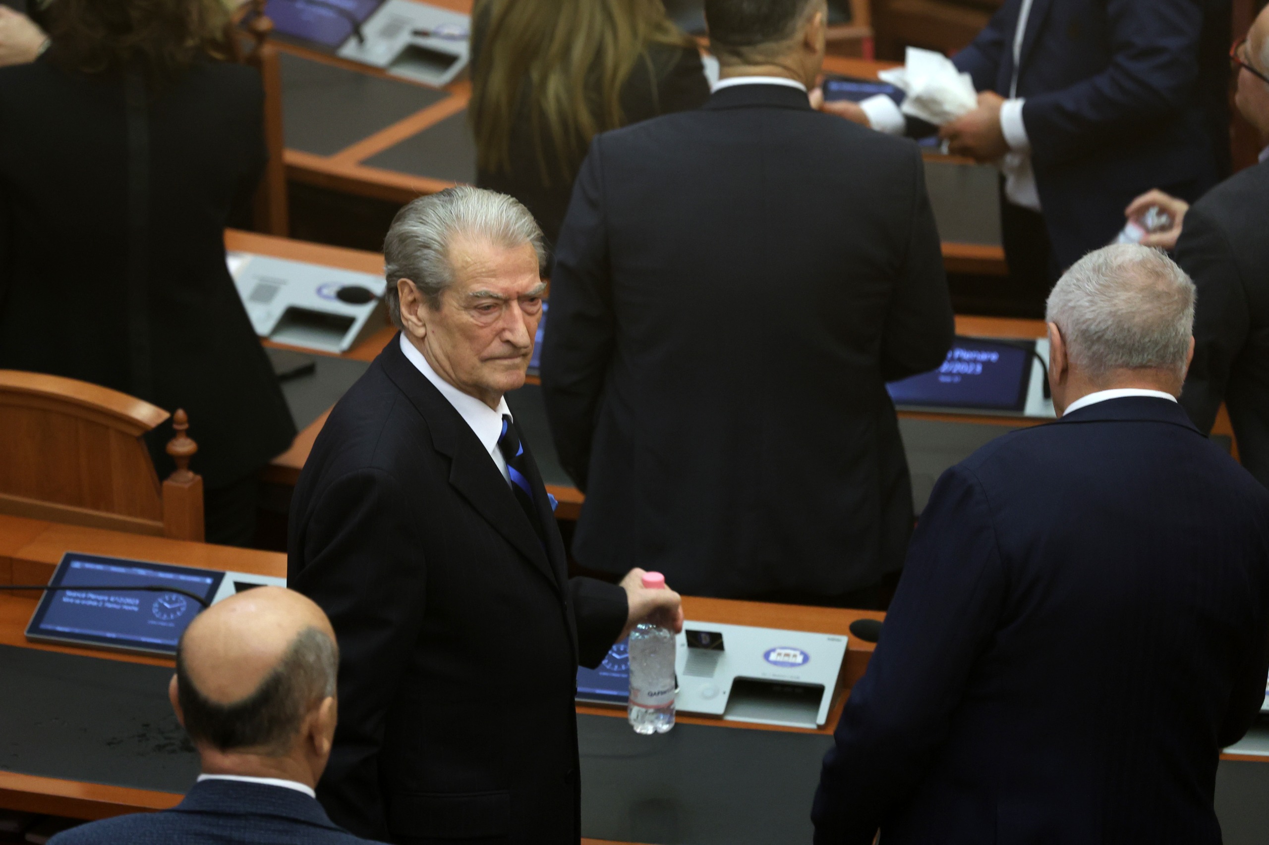 Kuvendi mes tensioneve, Berisha ‘live’ nga FB: Lidhja e Ramës me Edmond ...