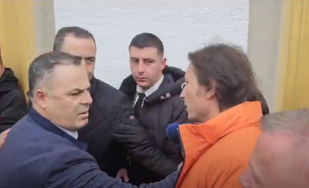 Flamur Noka përplaset me deputetin e PS dhe nuk e lejon të hyjë në ...