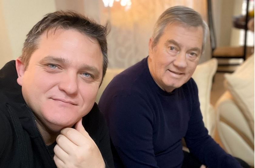 “Festo me engjëjt”, Jul Deda prek me fjalët për të atin e ndjerë në ...