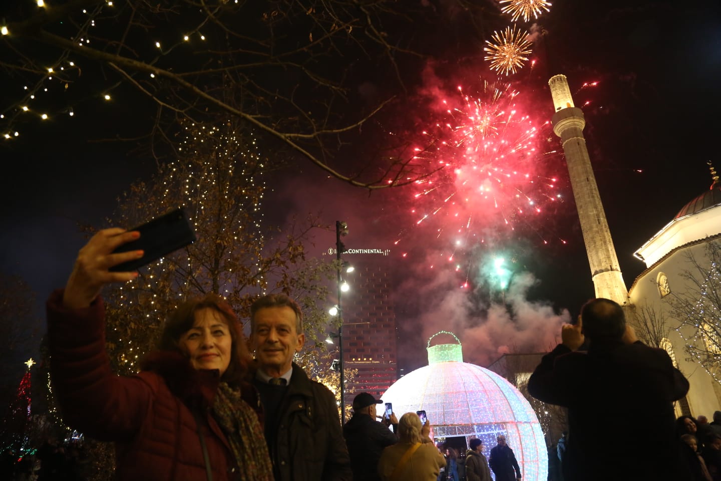 Spektakël me fishekzjarrë/ Viti i Ri troket në Shqipëri, BalkanWeb uron ...