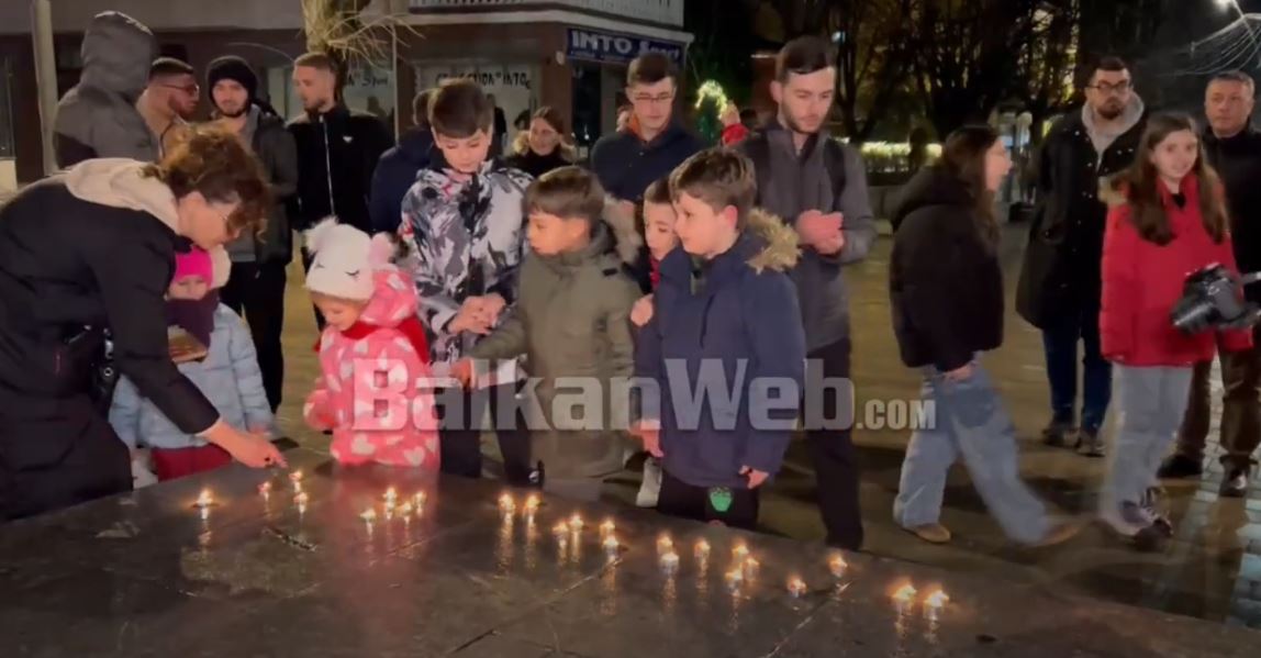 25 vite nga masakra e Reçaku, qytetarët korçarë homazhe, ndezin qirinj ...