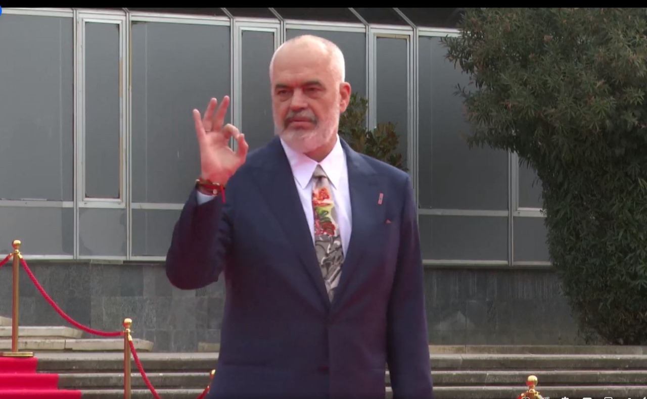 “A do të paguash për Francesco Becchetti-n?”, pyetja e gazetarit ...