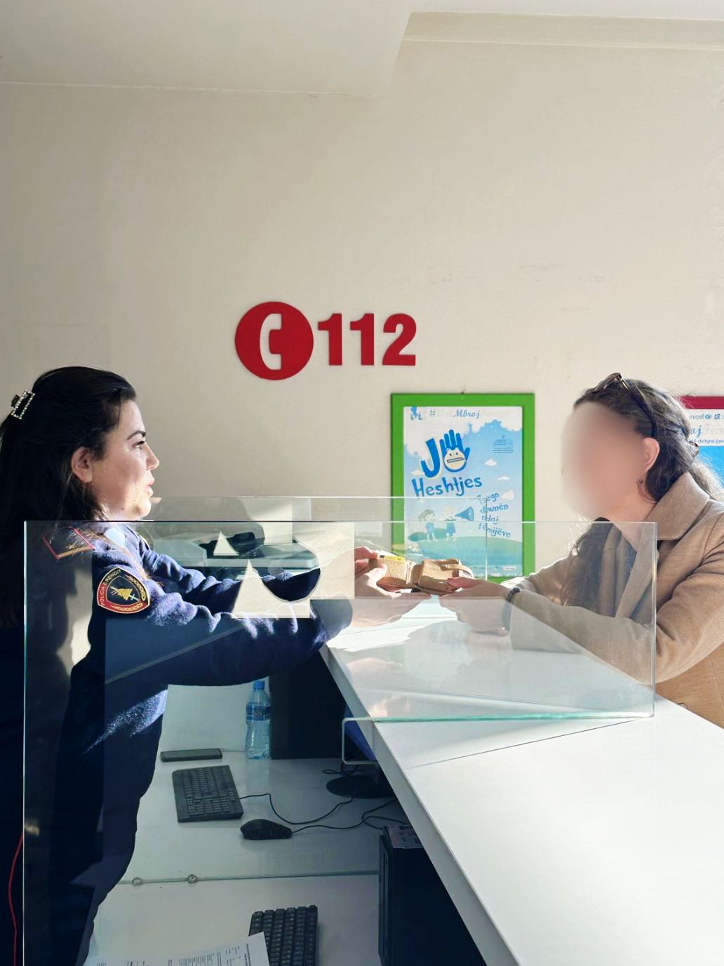 A citizen loses her wallet with money and documents, but luckily, they ...