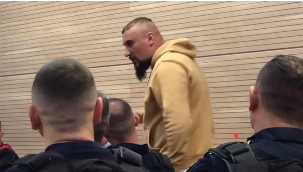 Akuzohet për vrasje/ ‘Kobra’ i bërtet të akuzuarit në gjyq ...