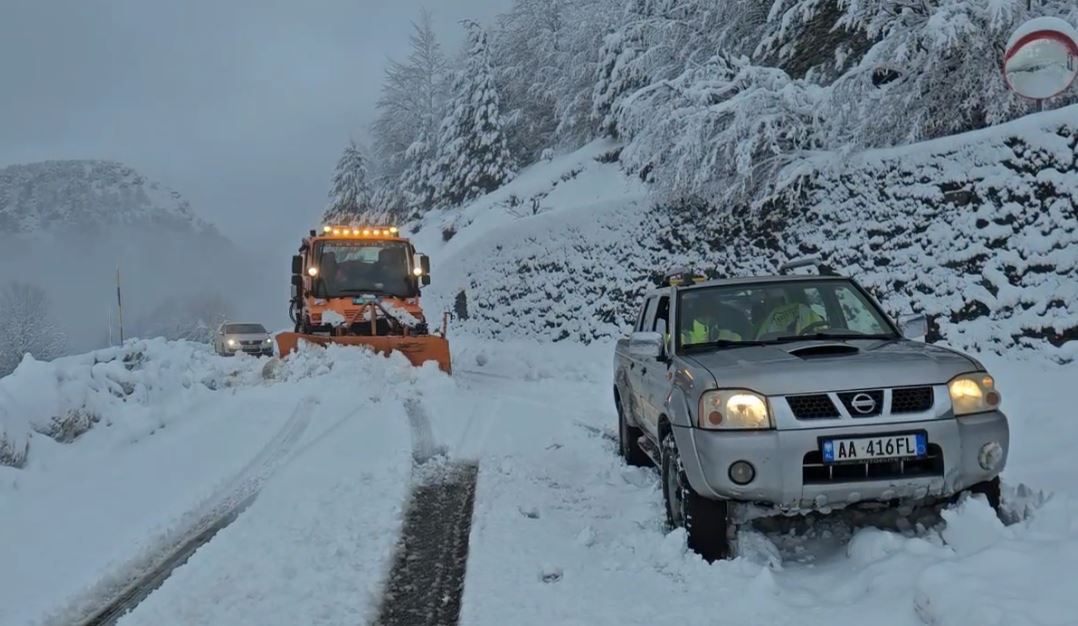 VIDEO/ Reshje bore në veri të vendit, si paraqitet situata në aksin ...