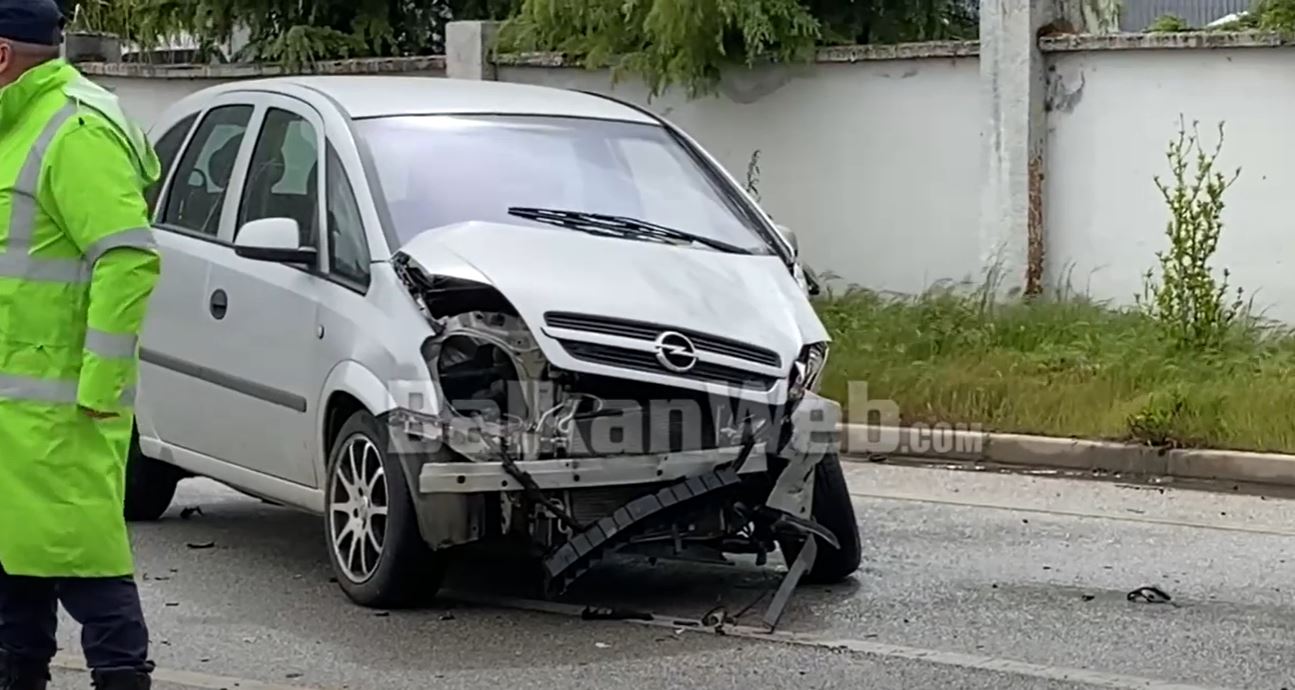 FOTO+VIDEO/ Shpejtësia dhe lagështia në rrugë, makina përplaset me ...