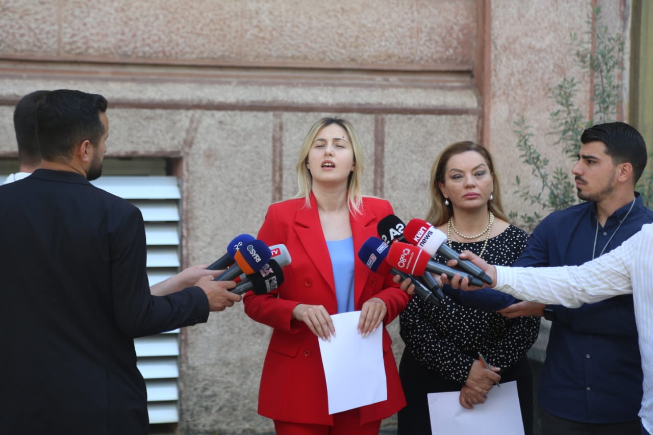Dy deputete të PD dorëzojnë pr/rezolutë në Kuvend për dhunën ndaj ... Dy deputete të PD dorëzojnë pr/rezolutë në Kuvend për dhunën ndaj ...