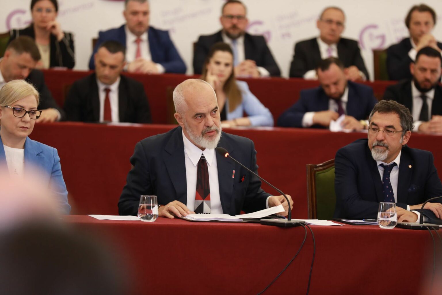 Rama: E pakuptimtë që kryeministri apo kryetari i Bashkisë t’i mbajnë ...