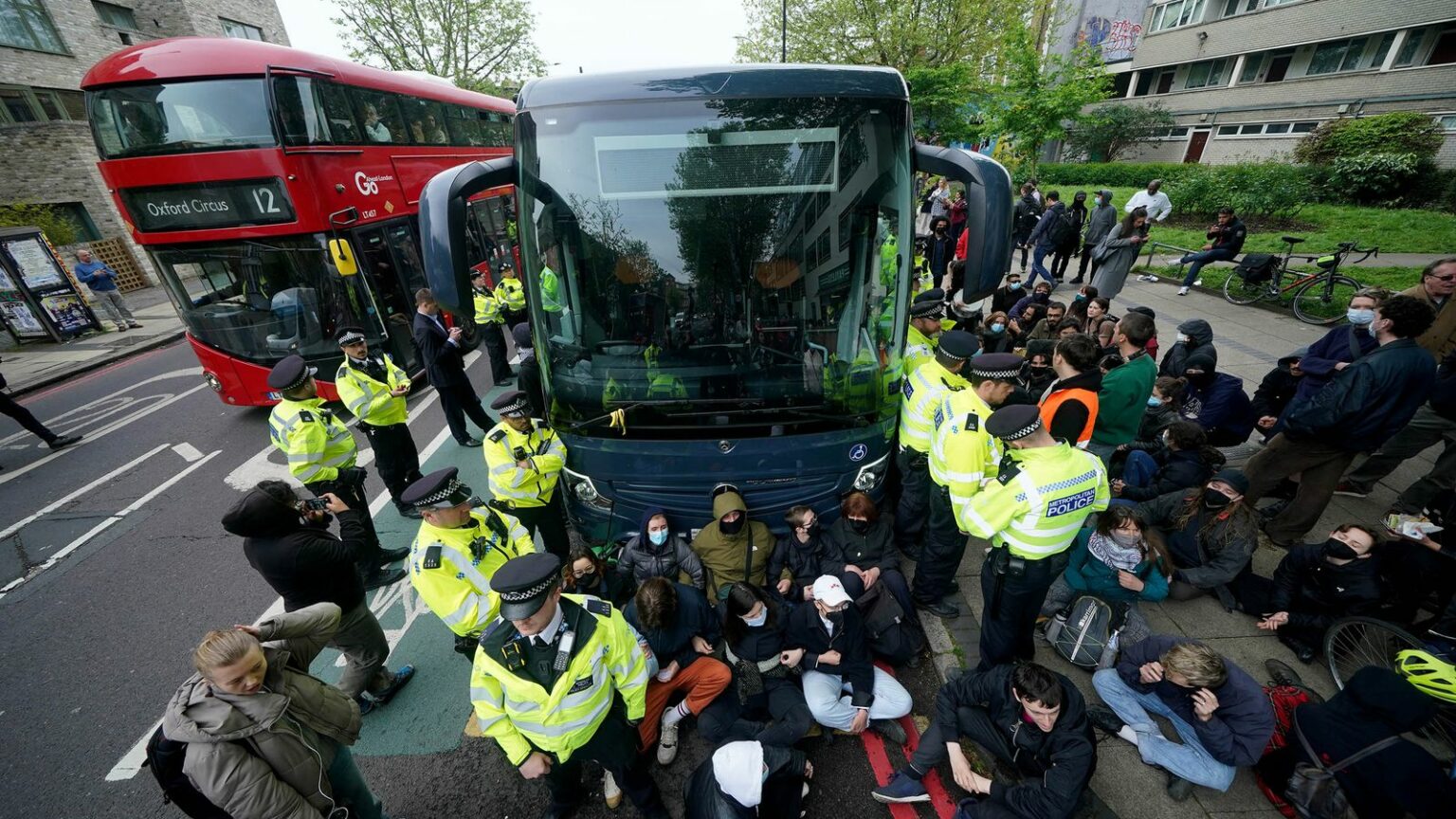 Buses carrying asylum seekers were stopped, 45 arrested by British ...