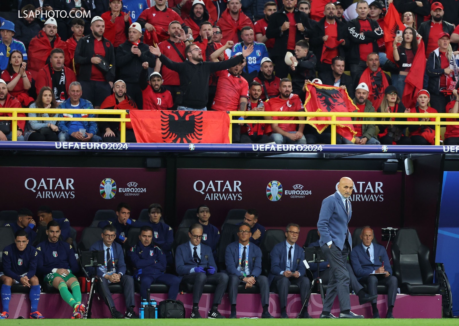 PAMJET/ Shqipëria “fitoi” përballë Italisë në…shkallët e stadiumit ...