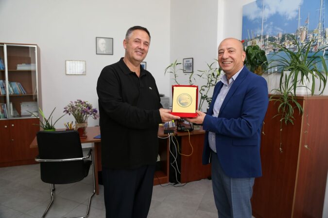 Samir Mane me Studentët e Universitetit të Durrësit: Turizmi është e ...