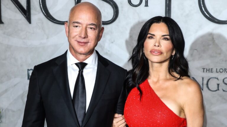 Jeff Bezos vacations with his fiancée Lauren Sanchez on the Greek ...