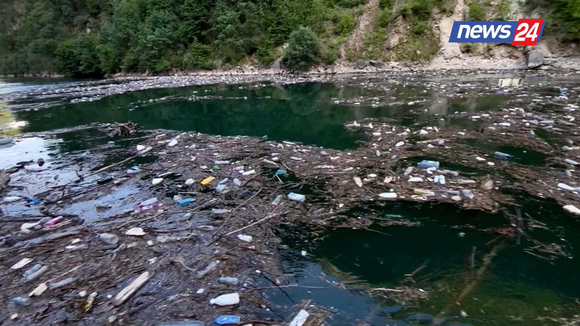 Ndotja e liqenit të Komanit fenomen shqetësues, vizitorët: Këto imazhe ...