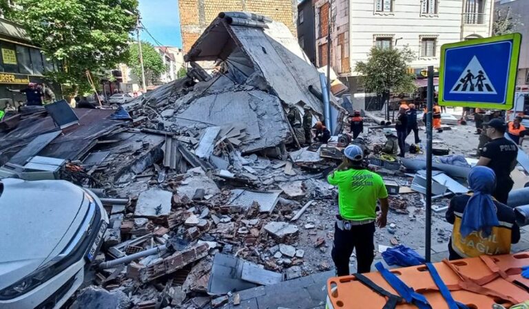 VIDEO/ Momente dramatike, ja si shembet pallati 3-katësh në Stamboll ...