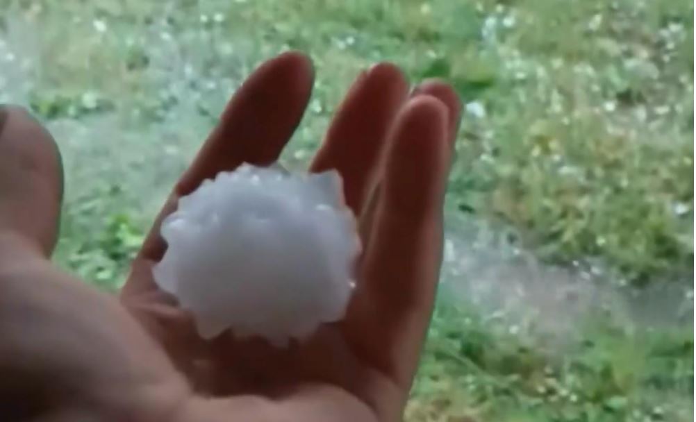 Breshër sa një kokërr arre në Gjinar të Elbasanit, dëme të mëdha për ...