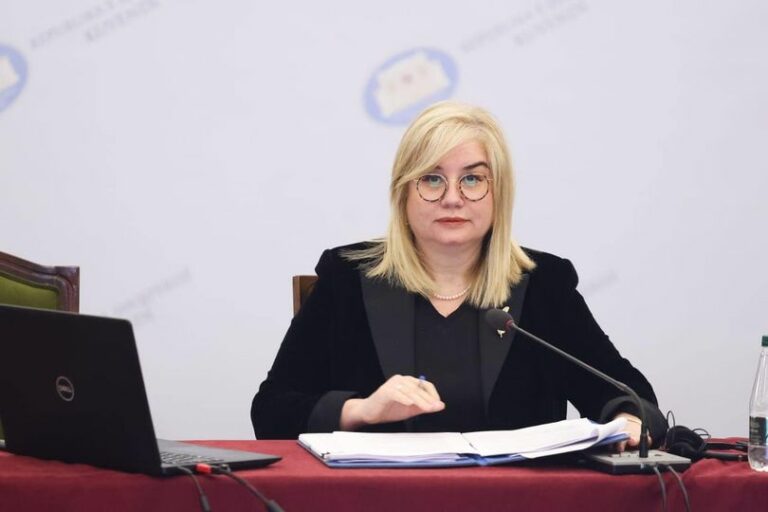 “Kam qenë dhe mbetem mjeke”/ Ish-deputetja e PD, Zheni Gjergji ...