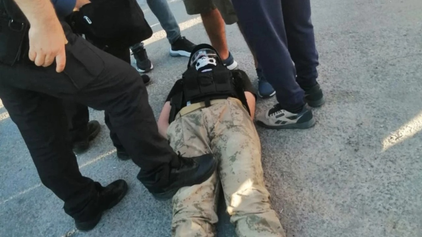 Terror në Turqi/ I riu i veshur si personazhi i ‘Call of Duty’ godet me ...