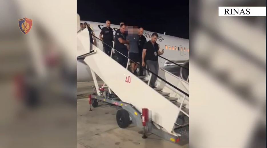 Policia publikon pamjet/ Momenti kur Plarent Dervishaj dhe Julian Meçaj ...
