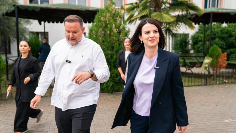 Minister Koçiu at the "Kristo Isak" school in Berat: Vocational ...